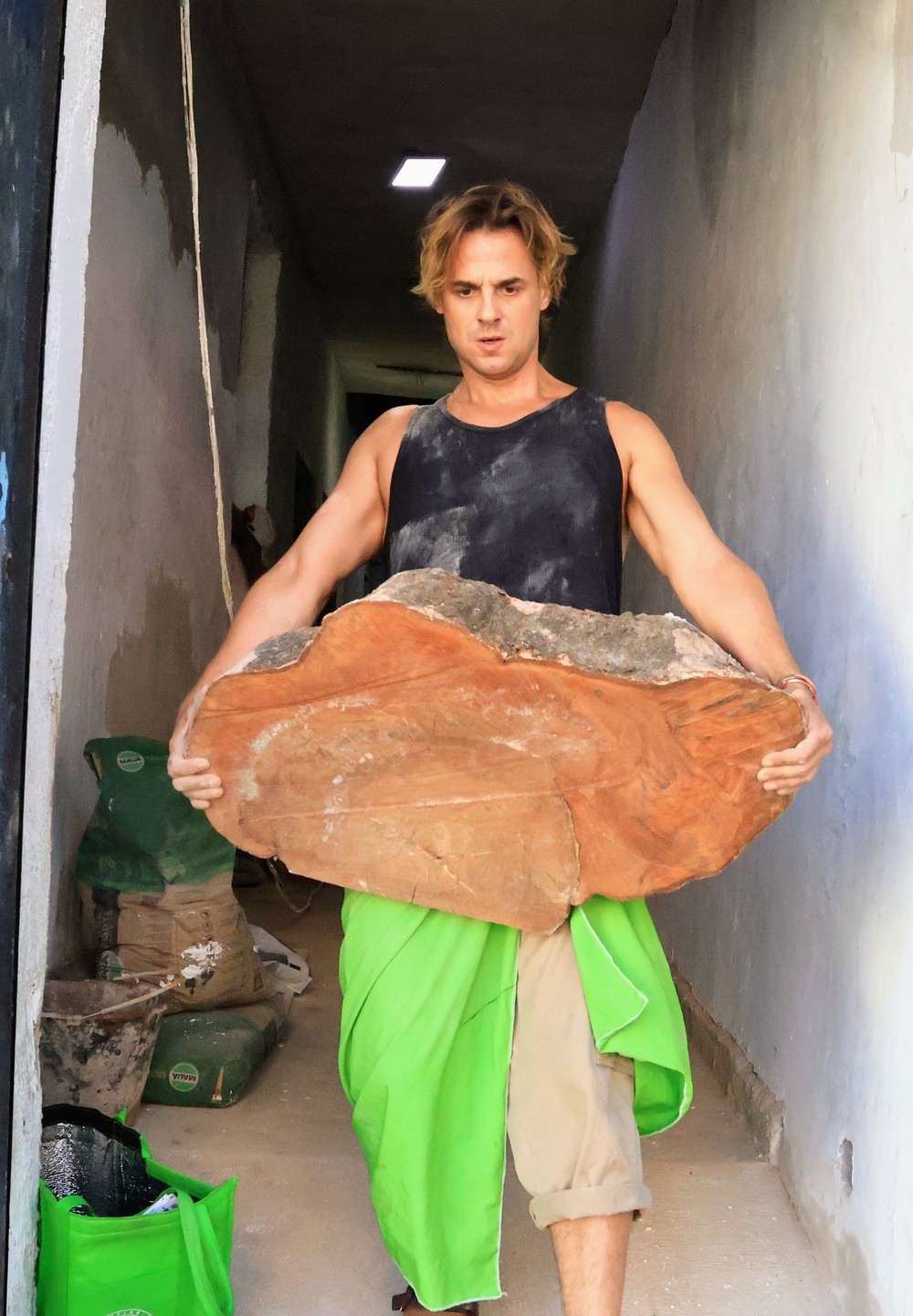 Daniel Erthal participa das obras de bar: 'Eu me despi da vaidade e do ego'