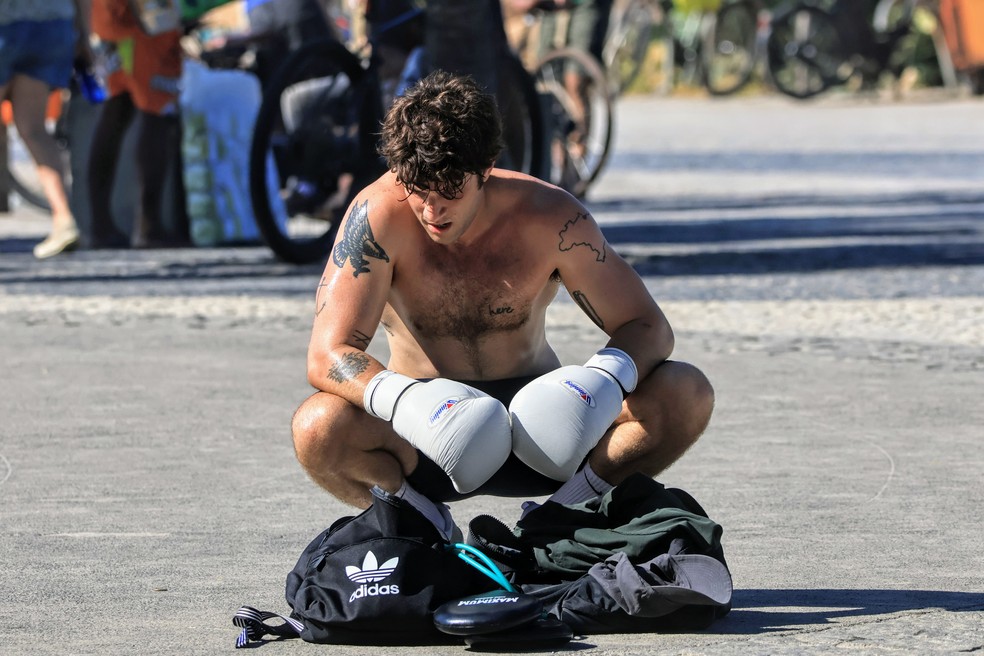 Chay Suede aproveita folga para pegar pesado em treino de boxe ao ar livre