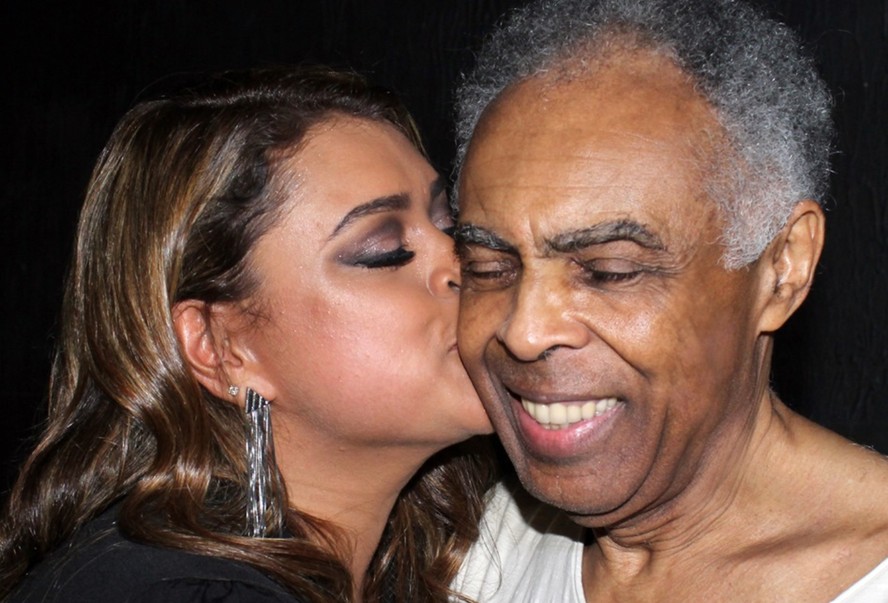 Gilberto Gil celebra os 50 anos da filha, e elogia talento: 'Histriônica'