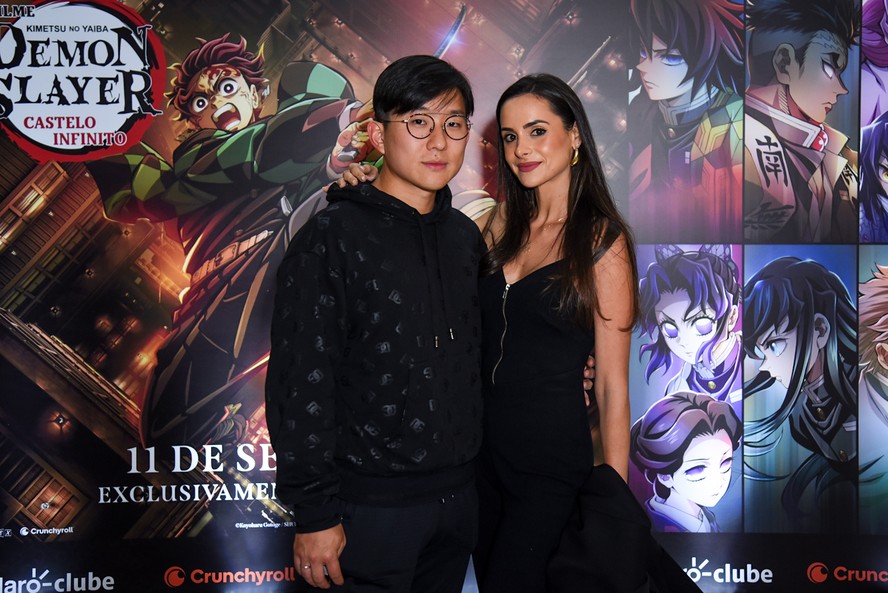 Pyong Lee faz rara aparição com nova namorada