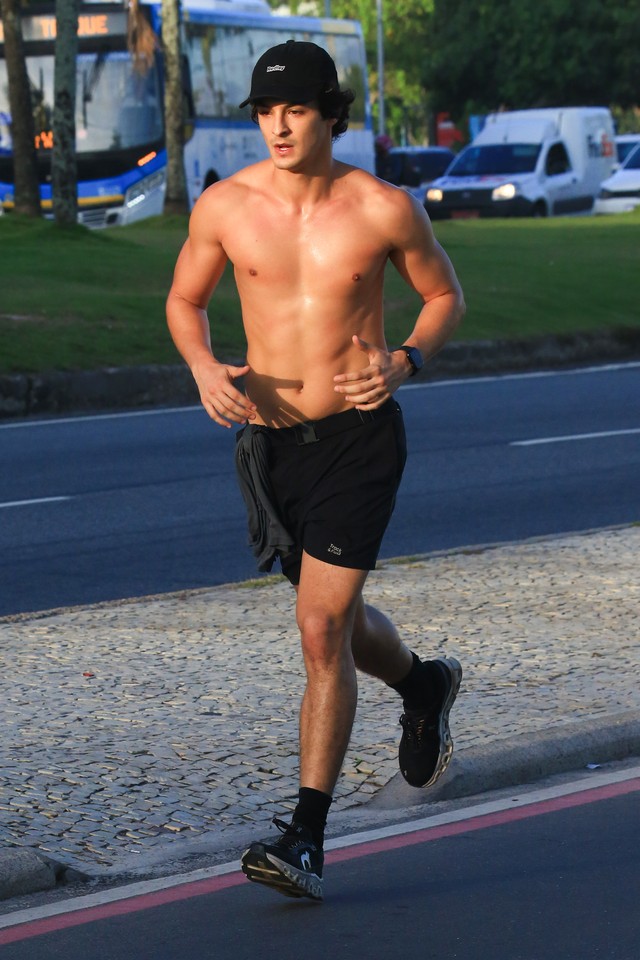 Pedro Waddington, o Tiago de 'Vale Tudo', corre sem camisa na orla do ...