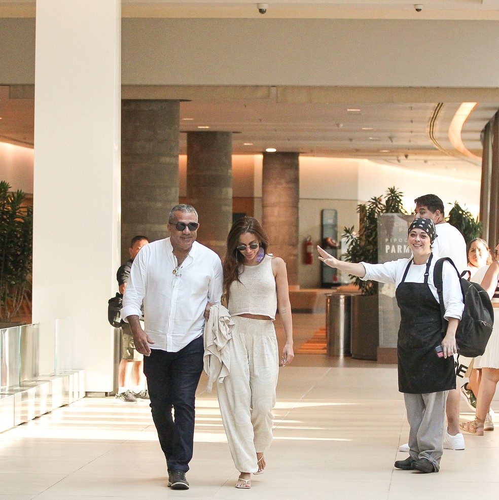 Anitta vai ao cinema com o pai e atende fãs no Rio de Janeiro; fotos