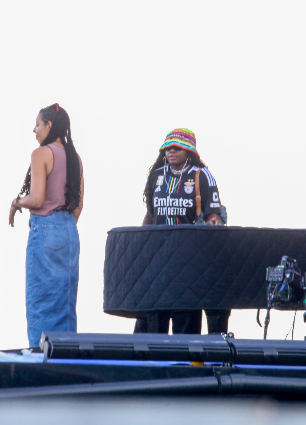 Mercy James, filha de Madonna, acompanha a mãe durante ensaio em Copacabana