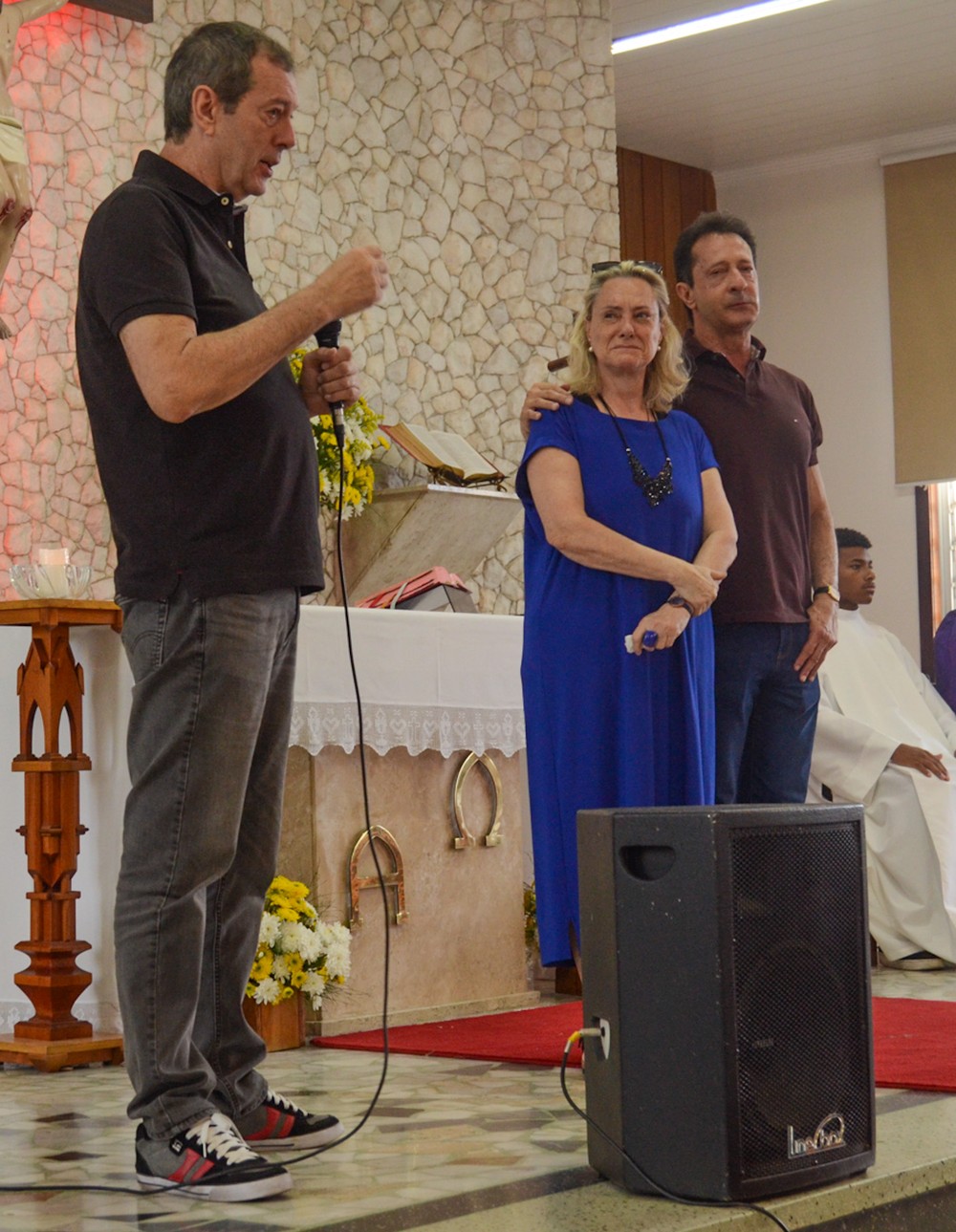 Elizabeth Savala se emociona em missa de sétimo dia da mãe, Isabel Savala