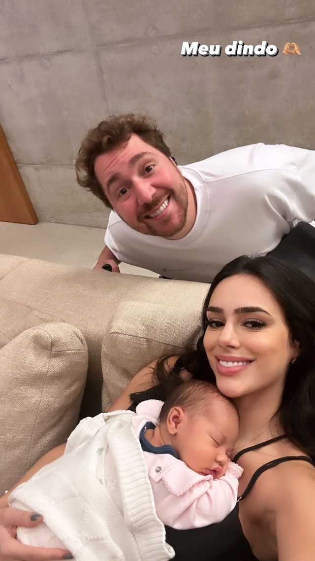 Bruna Biancardi mostra novas fotos de Mavie na companhia dos padrinhos