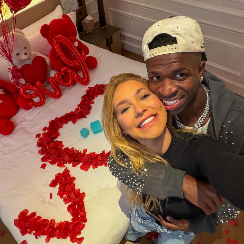 Rafa Chalub e Dani Calabresa 'recriam' foto de namoro de Vini Jr. e Virginia