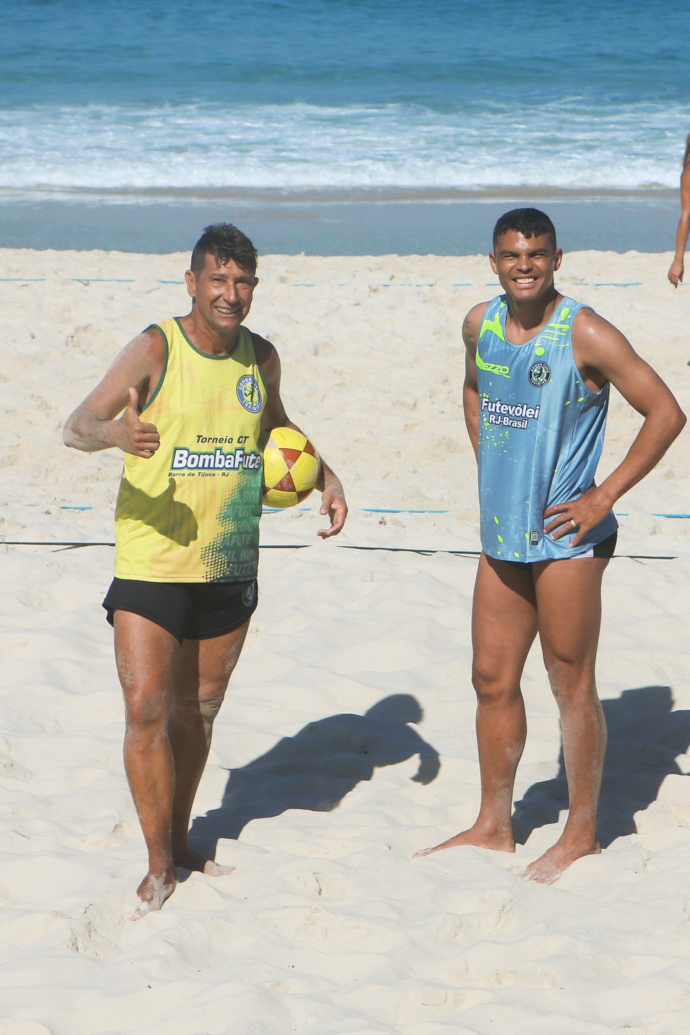 De volta ao Brasil, Thiago Silva mostra habilidade ao jogar futevôlei ...