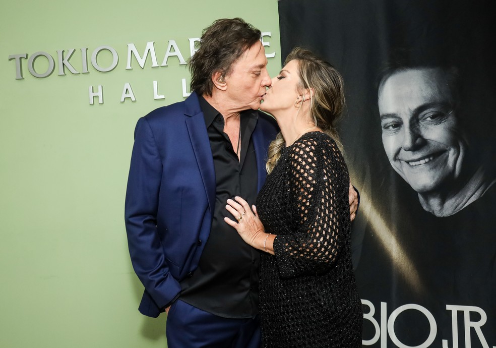 Fábio Jr. beija a esposa em bastidores de show em São Paulo; fotos