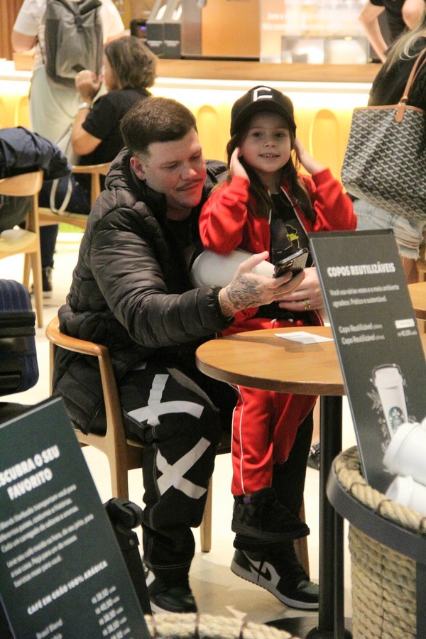 Ferrugem embarca com filha para turnê na Europa; fotos