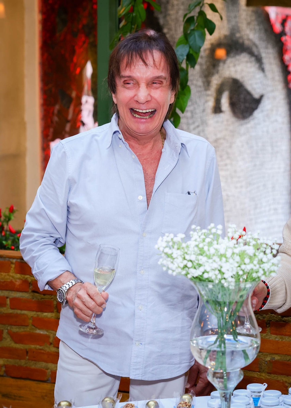 Em rara aparição, Roberto Carlos celebra aniversário de 90 anos do irmão