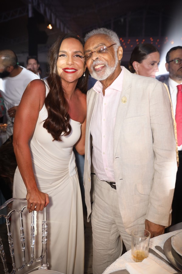 Ivete Sangalo e Daniel Cady trocam beijos e curtem evento de Léo ...