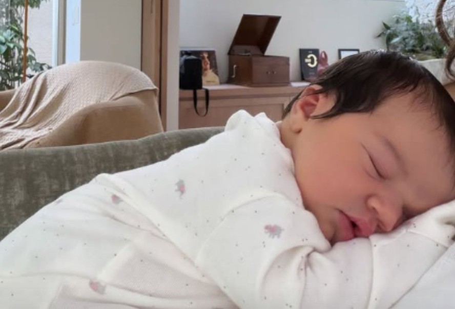 Em casa, Rafa Kalimann curte momento grudadinha com a filha, Zuza