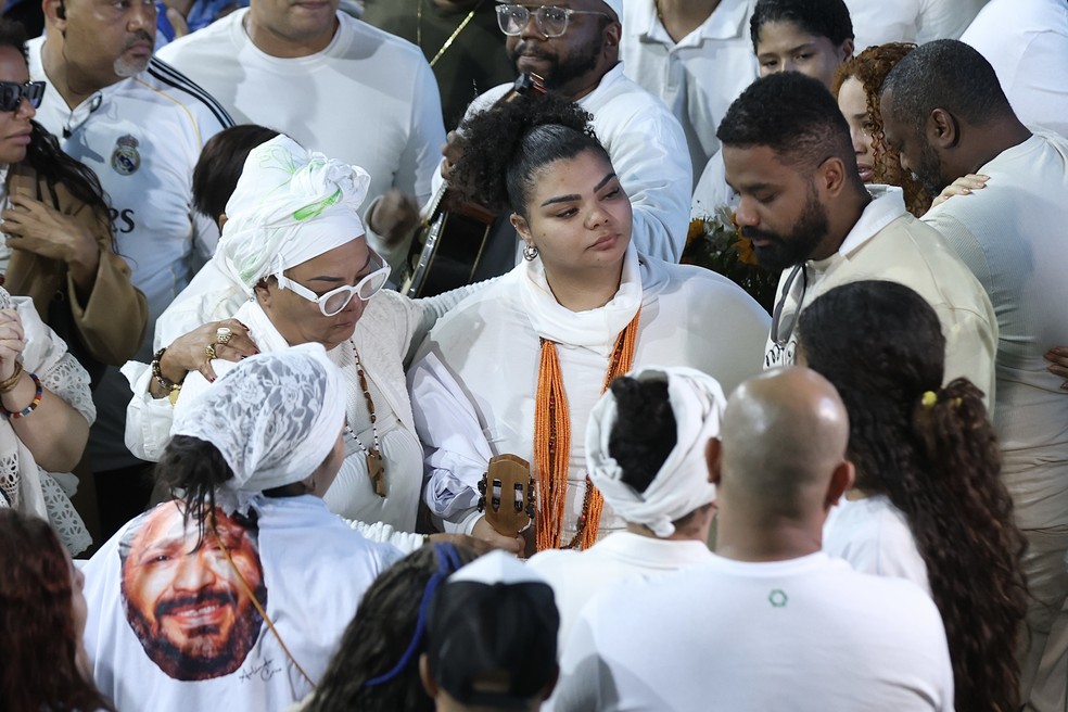 Flora Cruz presta homenagem a Arlindo Cruz após enterro: 'O nosso último Dia dos Pais juntos'
