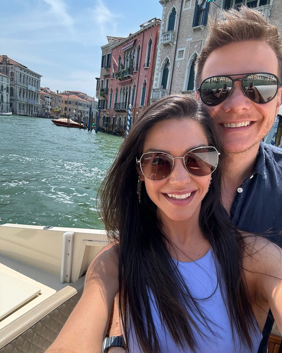 Michel Teló e Thais Fersoza curtem Veneza com os filhos e os pais; fotos