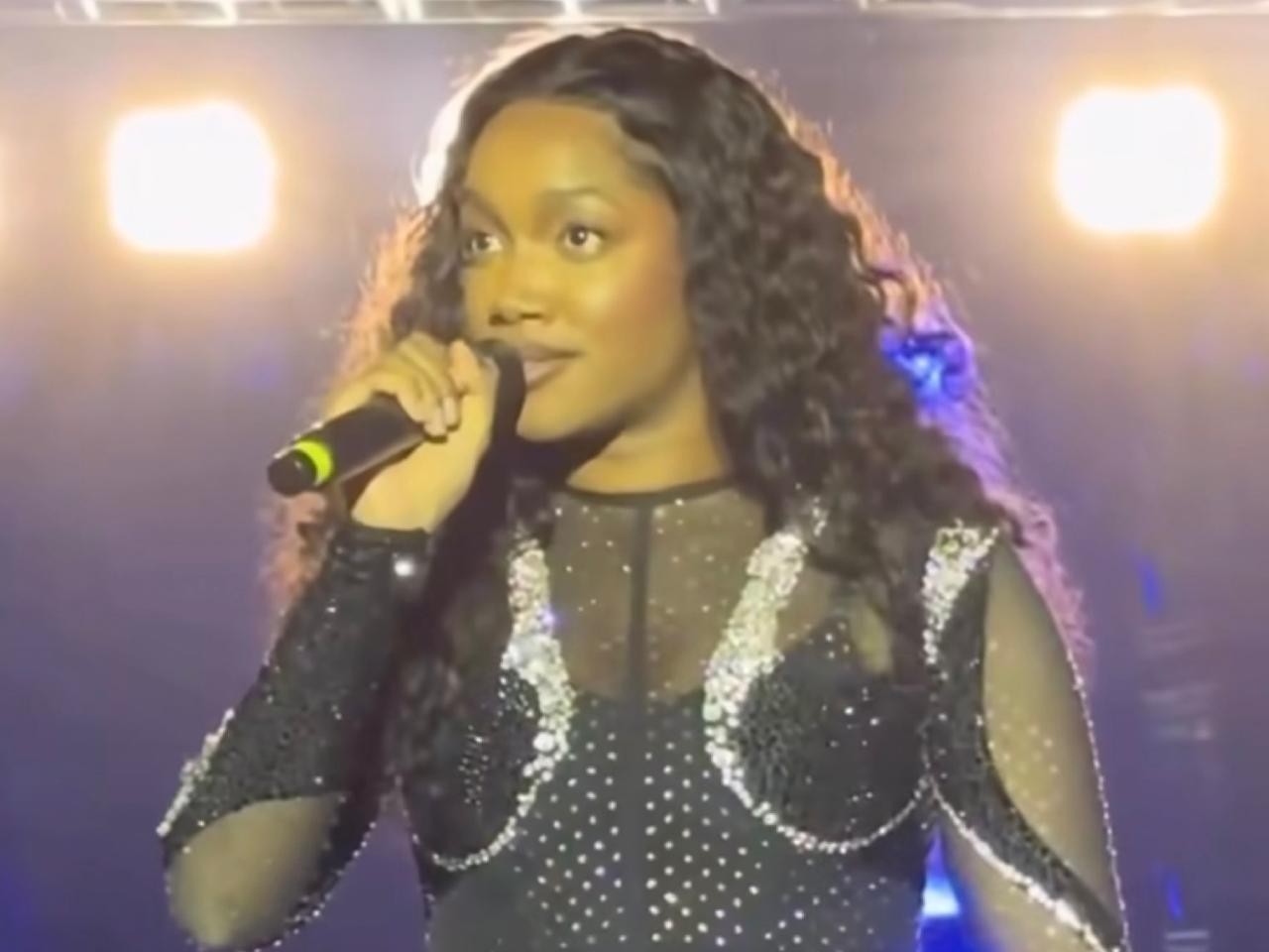 Vídeo: IZA sobe ao palco antes de show e explica atraso de uma hora