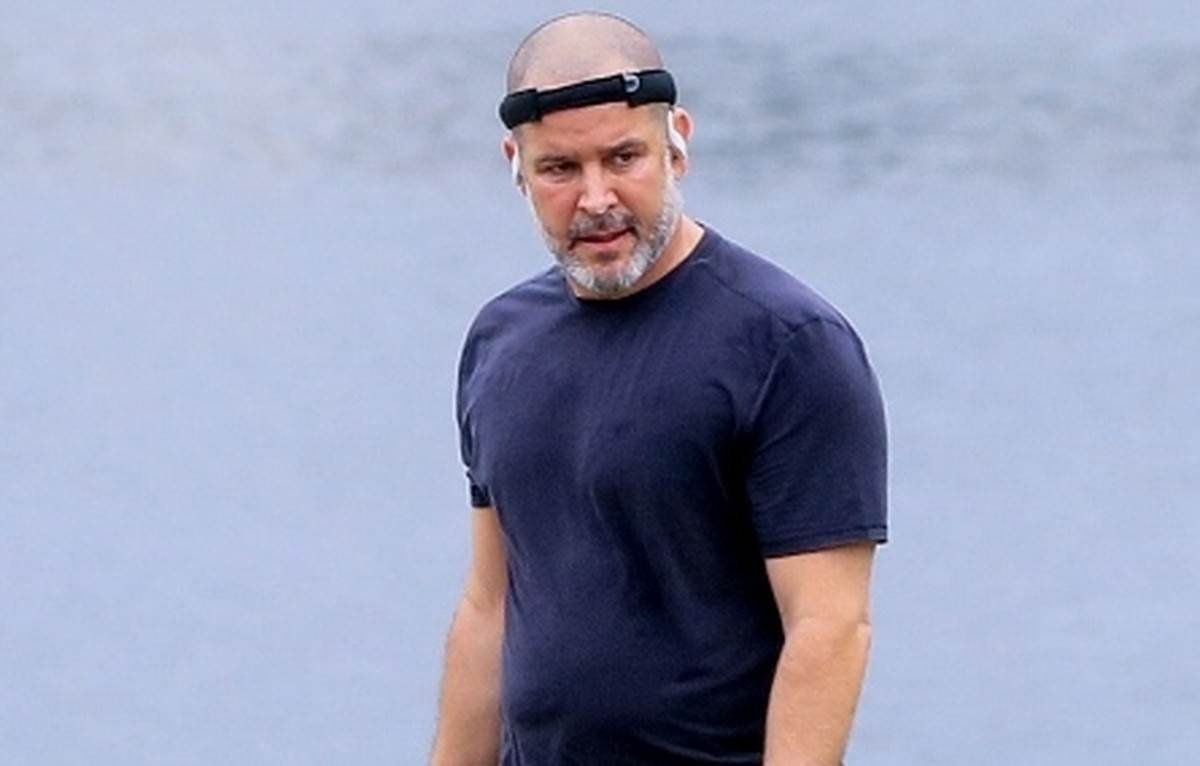 Murilo Benício surge careca durante caminhada pelo Rio de Janeiro