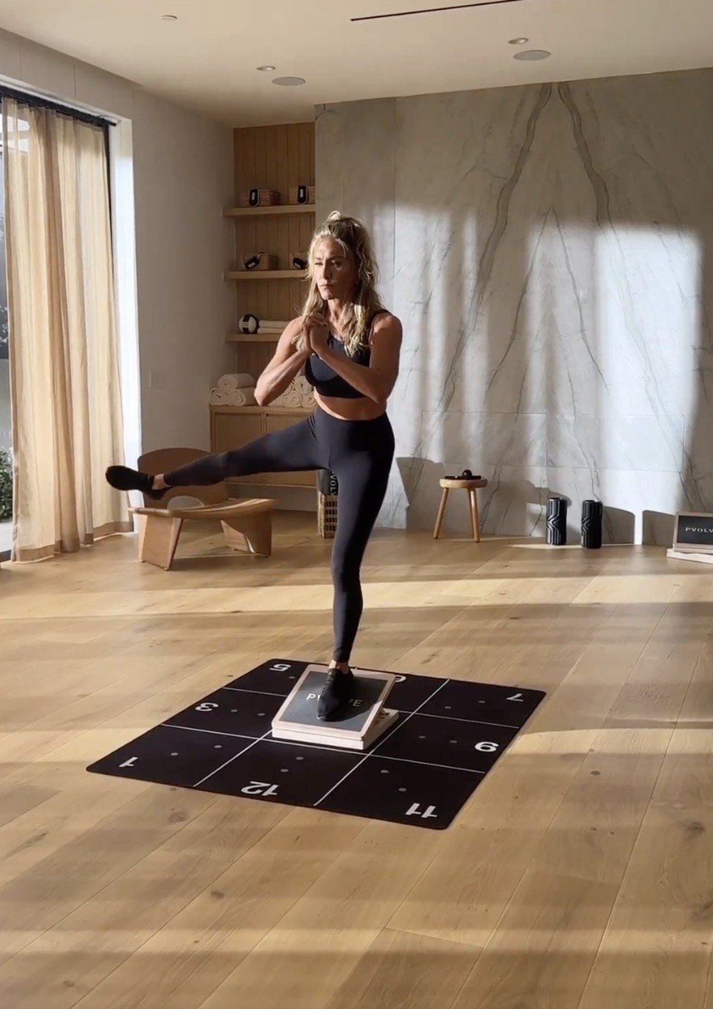 Aos 54, Jennifer Aniston impressiona web ao exibir flexibilidade