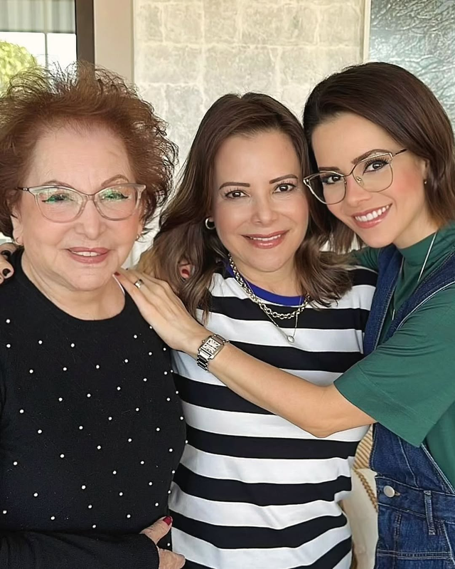 Sandy homenageia mãe e avó e semelhança entre elas impressiona: 'São xerox'