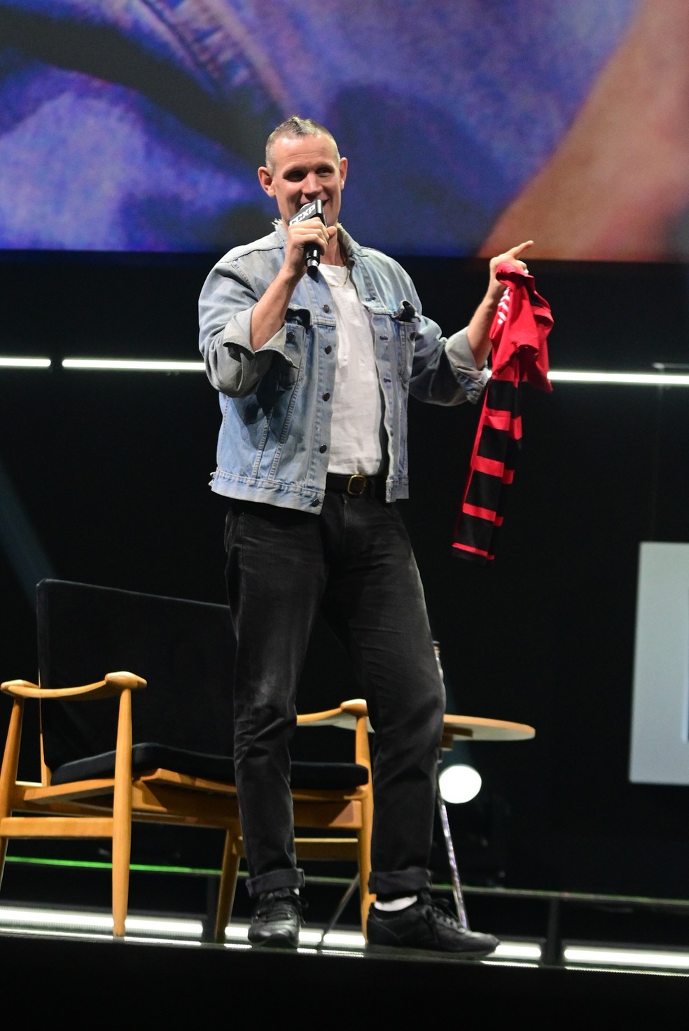 Matt Smith ganha camiseta do Flamengo personalizada e bebe caipirinha ...