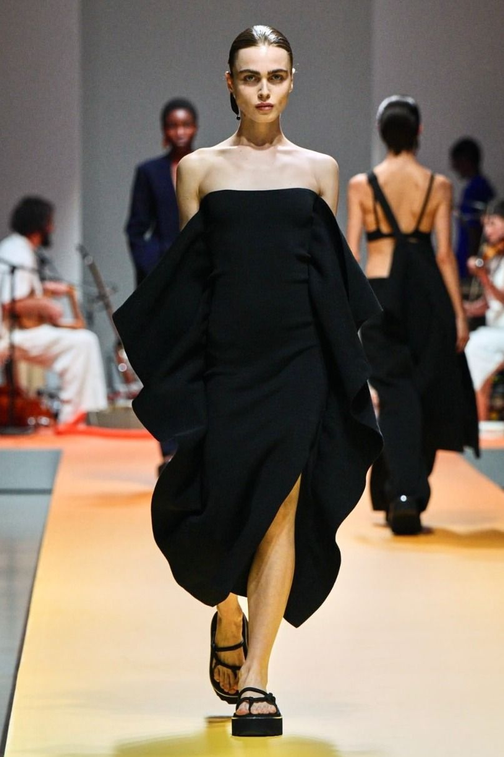 Modelo trans brasileira rouba a cena na Semana de Moda de Paris ...