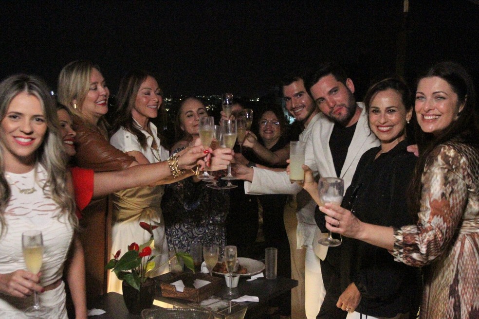 Após 17 anos fora do Brasil, Daniela Escobar tem encontro com amigos no Rio