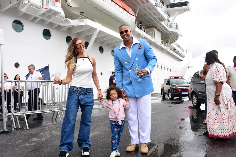 Léo Santana embarca com a família em seu cruzeiro e mãe se emociona; fotos