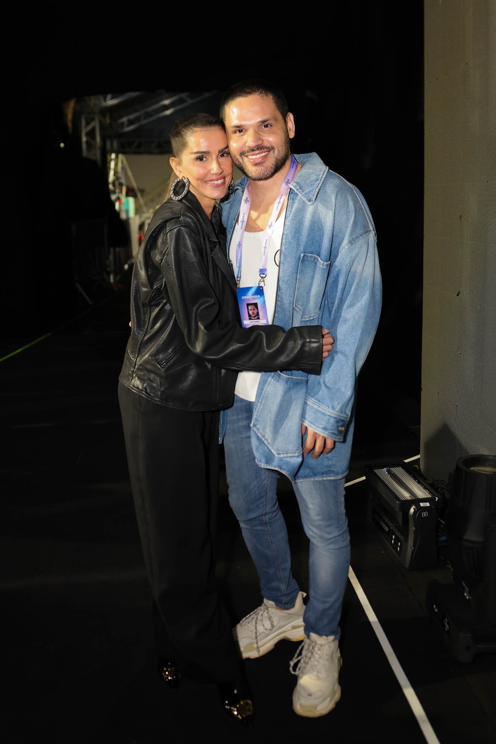 Deborah Secco faz primeira aparição com o novo namorado, Dudu Borges