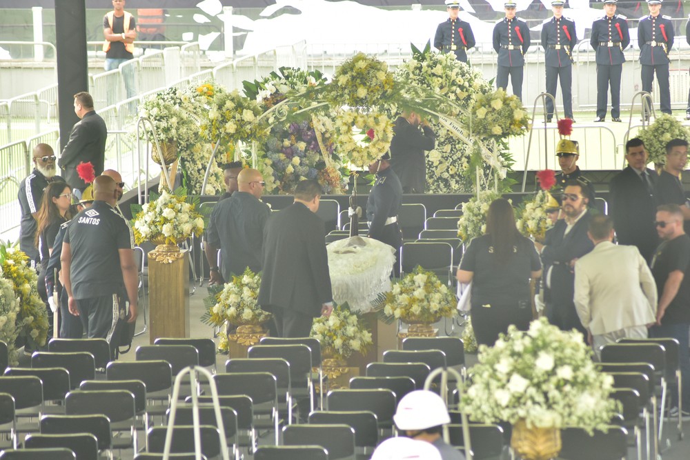 Edinho consola Márcia Aoki, viúva de Pelé, no velório do Rei do Futebol ...