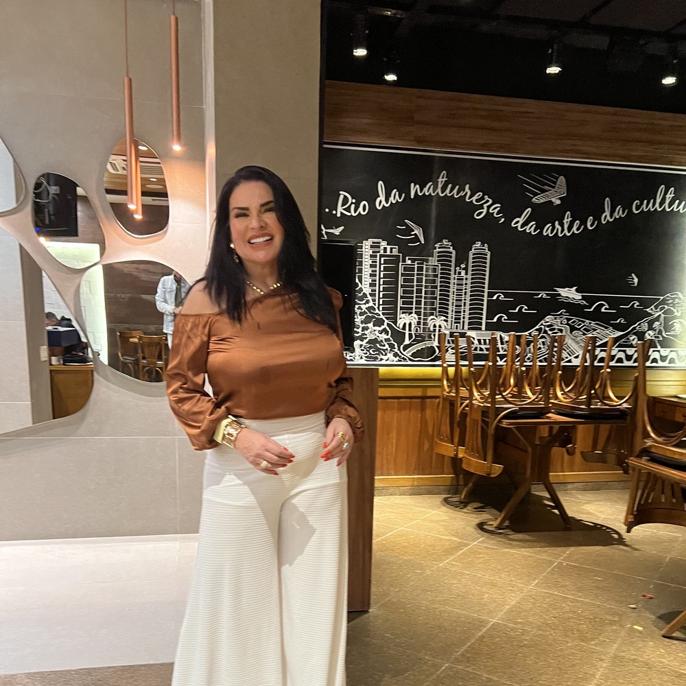 Eterna 'musa da banheira', Solange Gomes festeja 50 anos