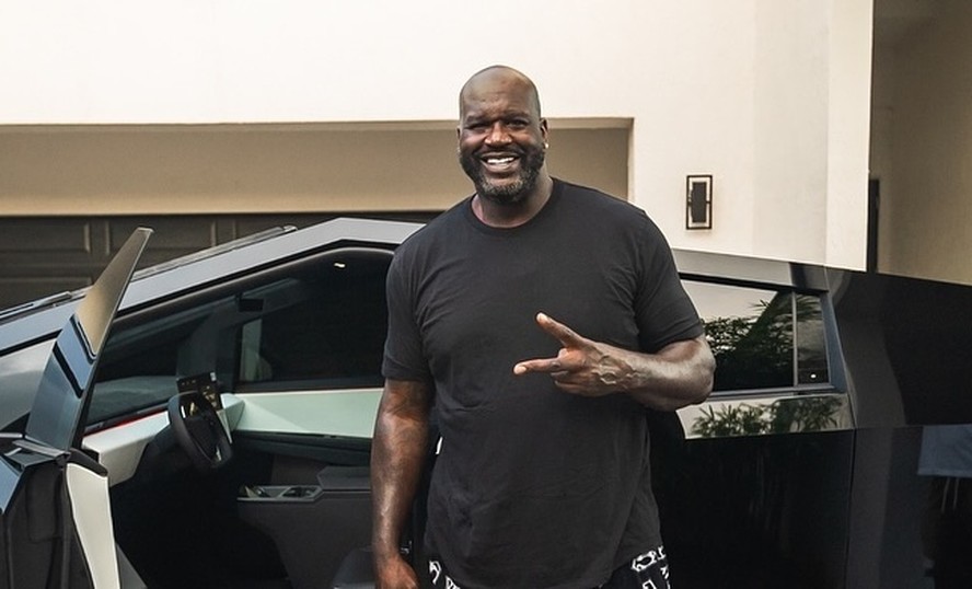 Shaquille O'Neal compra segundo Tesla, e personaliza veículo de R$ 1,5 ...