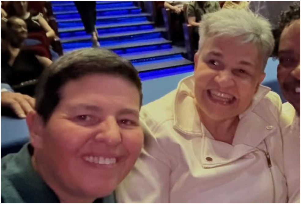Claudia Rodrigues ganha noite romântica da esposa: 'Levei para namorar'