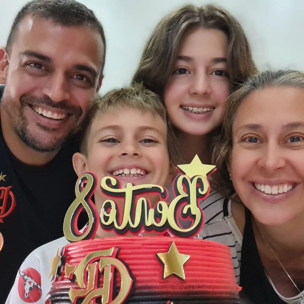 Dani Monteiro posa com o marido e os filhos em clique