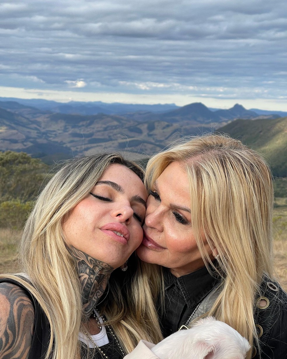 Com beijos e topless, Monique Evans comemora 9 anos com a noiva: 'Almas ...
