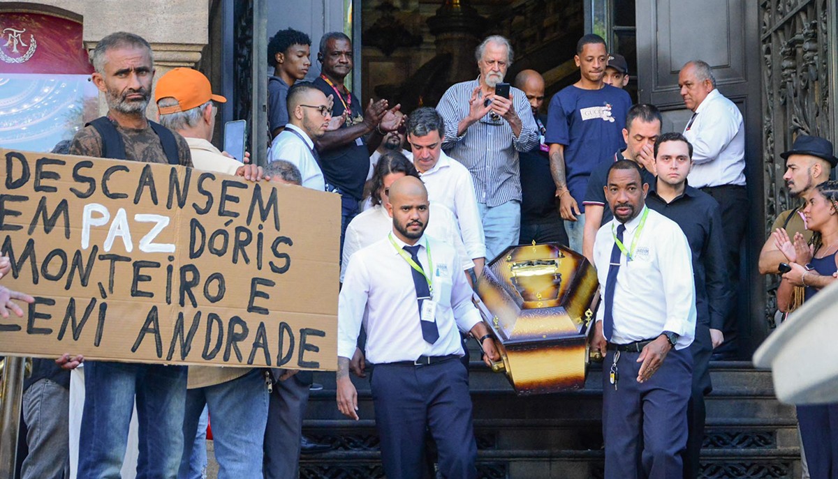 Amigos e fãs prestam homenagens no final do velório de Leny Andrade e ...