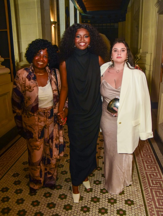 Kenya Sade faz aparição rara com a esposa e a mãe no Prêmio Potências ...