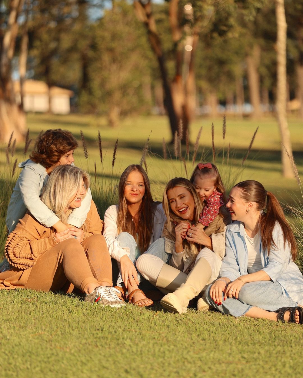 Ana Paula Siebert posa com Vicky, Rafa e filhas de Fabiana Justus