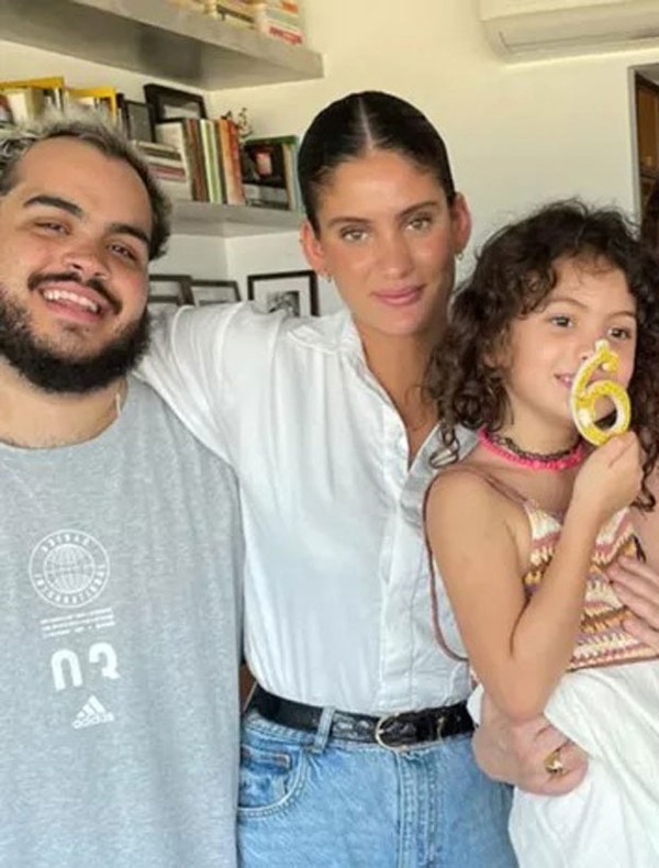 Laura Fernandez almoça com Fran Gil, seu ex-marido: 'Papai Fran'