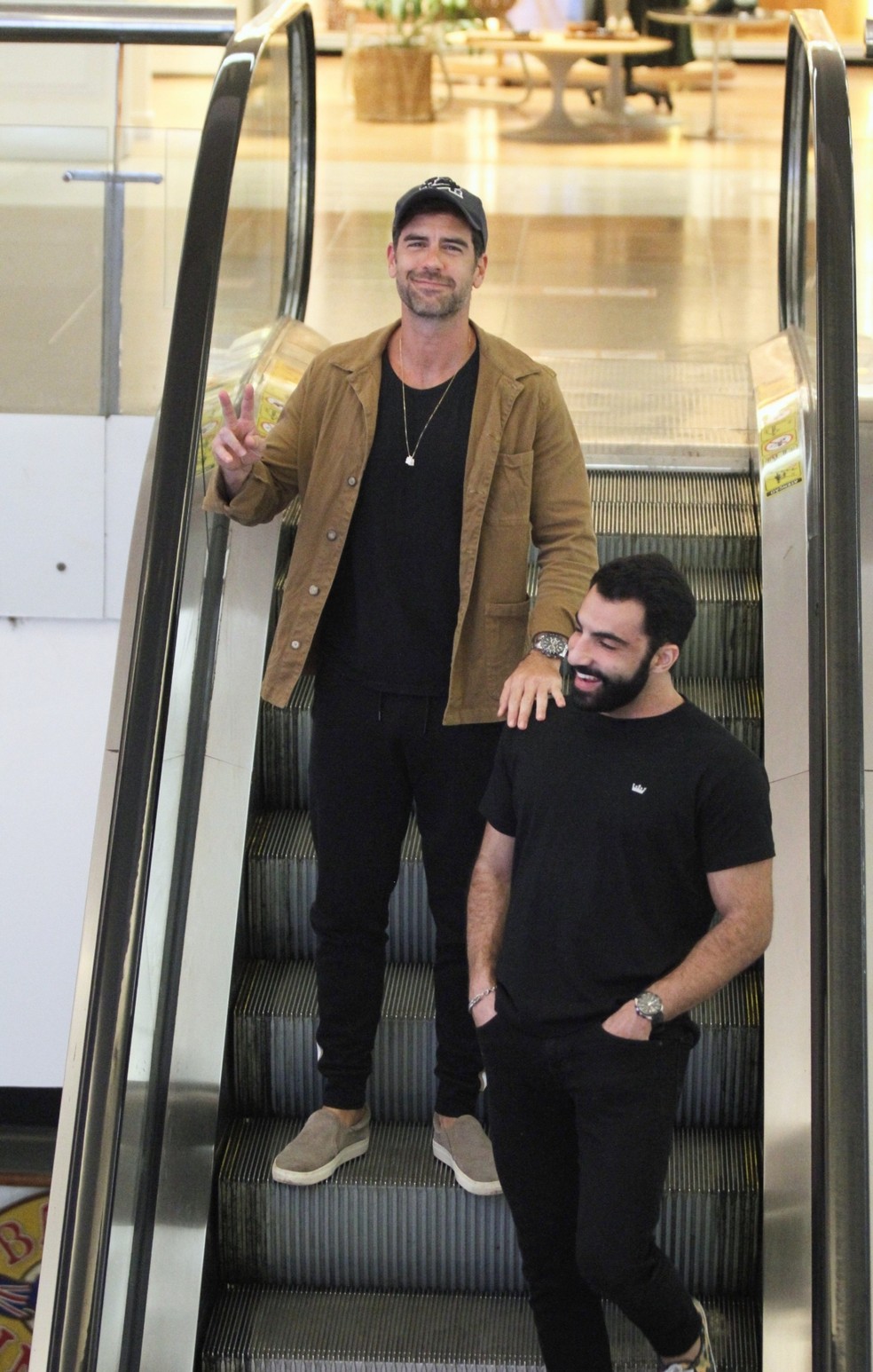 Marcos Pitombo passeia com o namorado em shopping do Rio