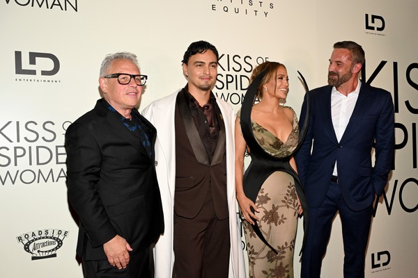 Jennifer Lopez e Ben Affleck se encontram em evento e trocam conversa ...