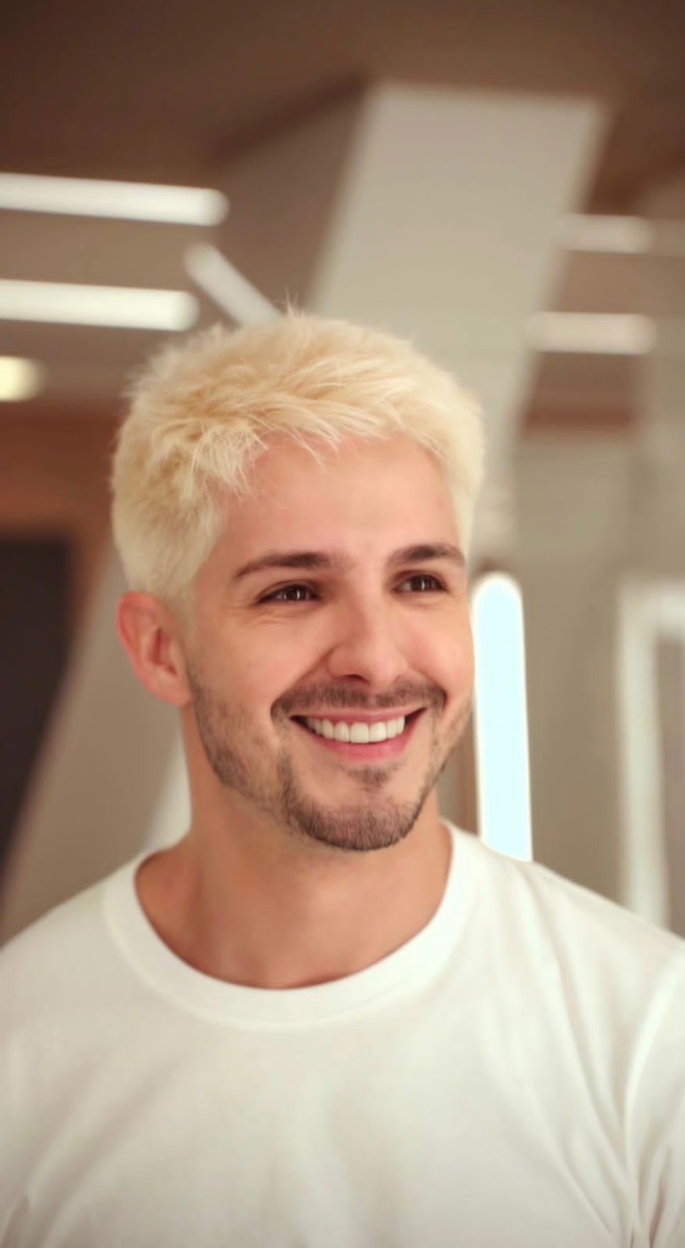 Igor Cosso muda o visual e platina os cabelos; veja o antes e depois