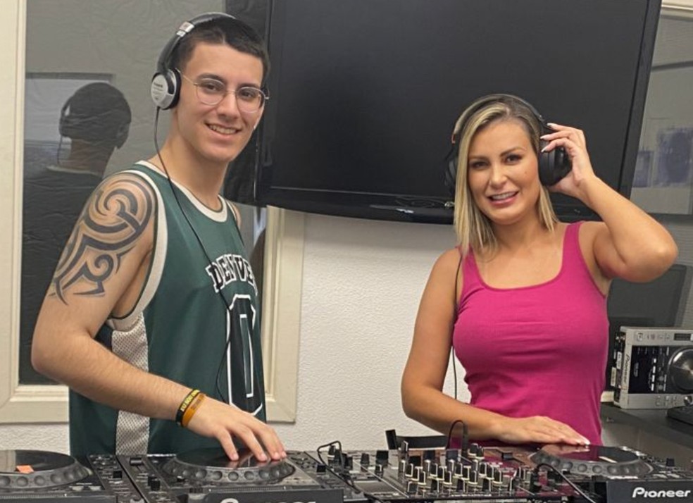 Filho de Andressa Urach assume namoro, e mãe elogia casal: 'Lindos'