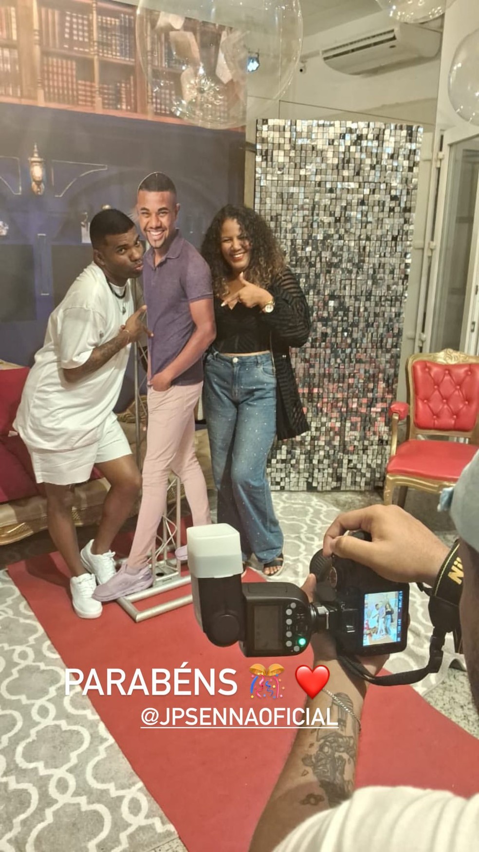 BBB 24: Mani Rêgo 'reencontra' o namorado em festa com tema Davi Líder; vídeos