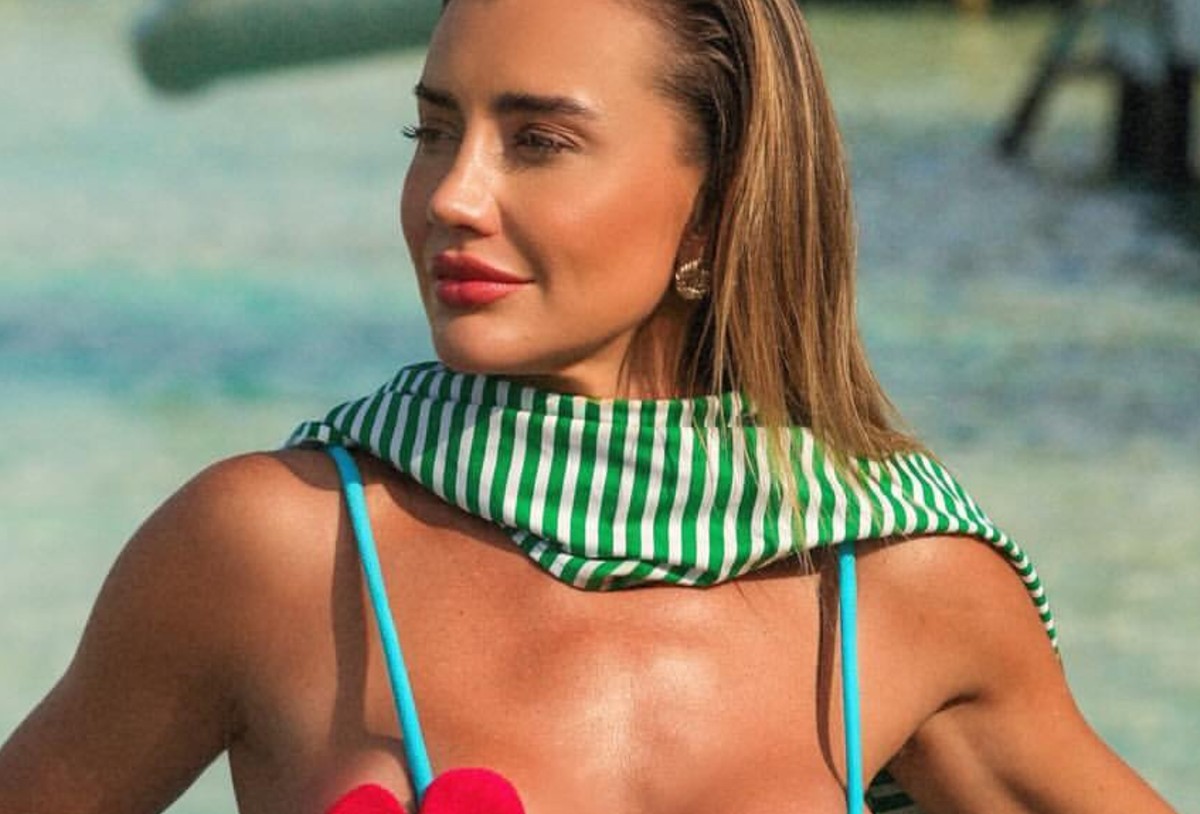 Ana Paula Siebert usa biquíni diferenciado e web elogia: 'Para poucas'