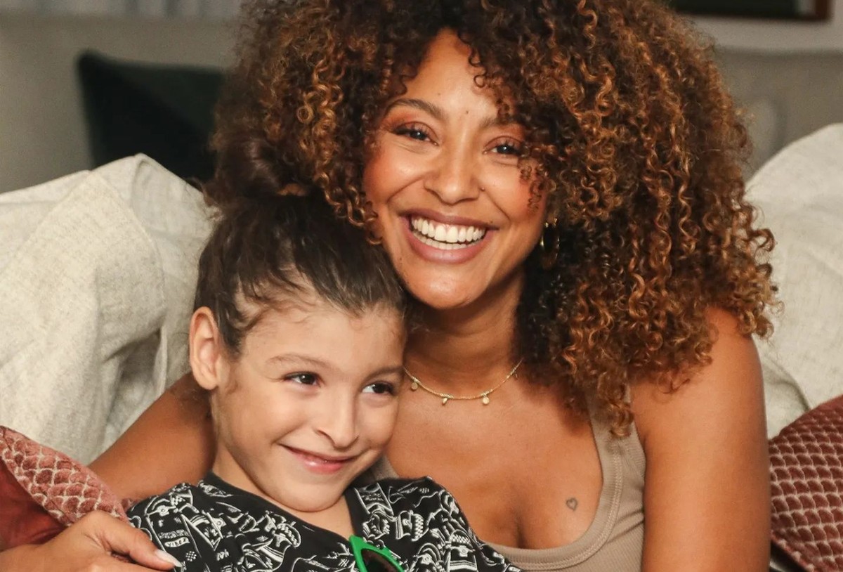 Sheron Menezzes se emociona com presente do filho: 'Amor transborda'