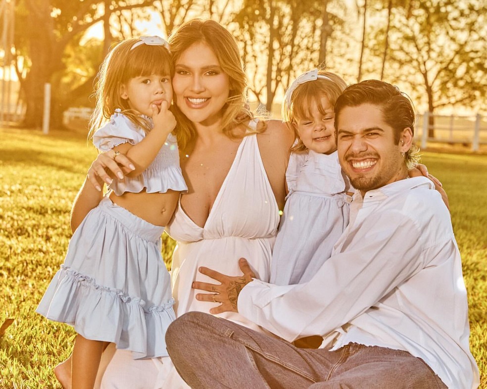 Virginia Fonseca posa em família e comemora reta final da gravidez: 'Suas irmãs estão empolgadas'