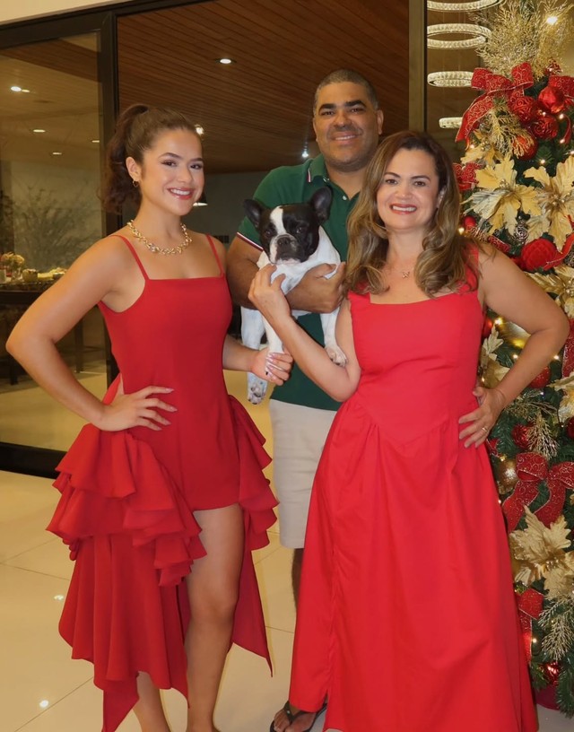 Maisa repete pose ao lado do pai após 20 anos