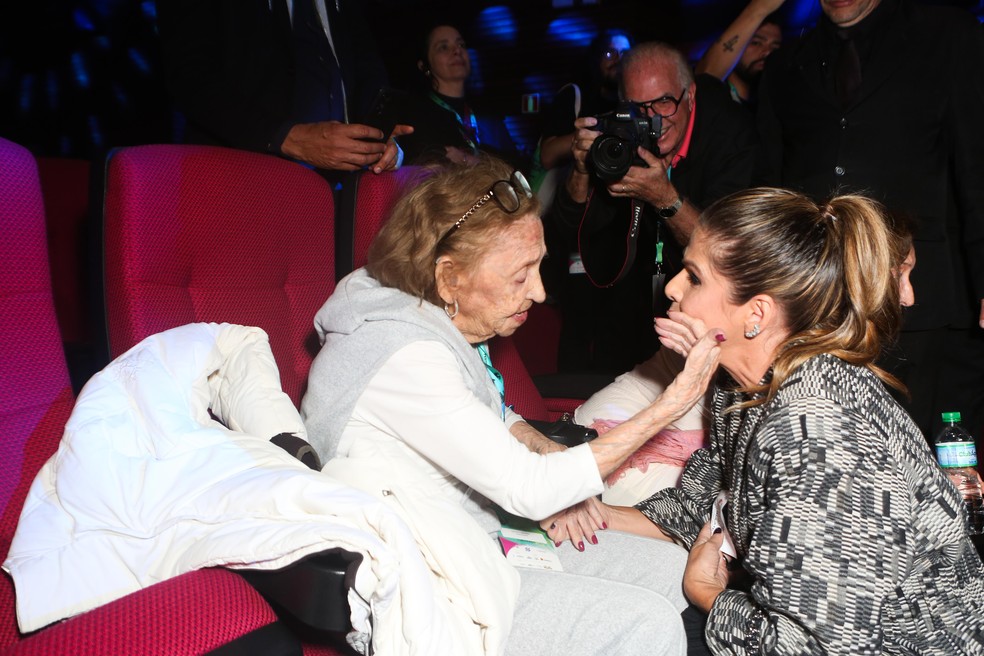 Grazi Massafera usa vestido de luxo e Reynaldo Gianecchini vai de moletom ao red carpet de ...