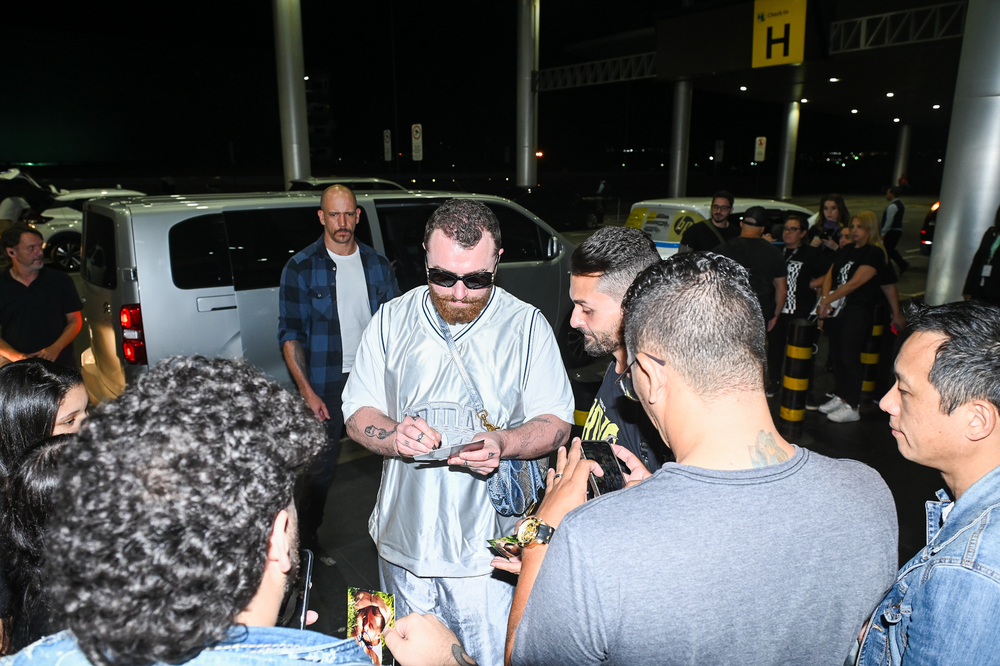 Após show no Lollapalooza, Sam Smith posa com fãs em aeroporto ao ...