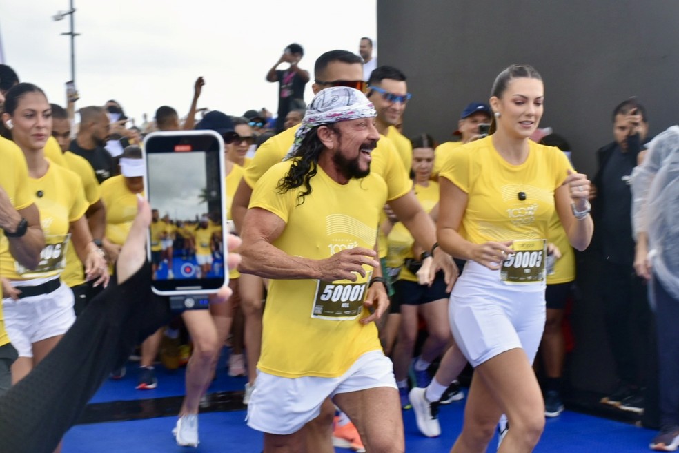 Mari Gonzalez e o namorado, Pipo Marques, trocam beijos após corrida ...