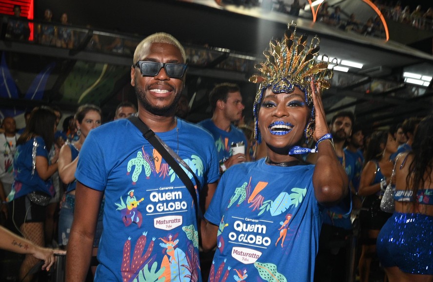 Jeniffer Dias se emociona no desfile da Mangueira e exalta Alcione
